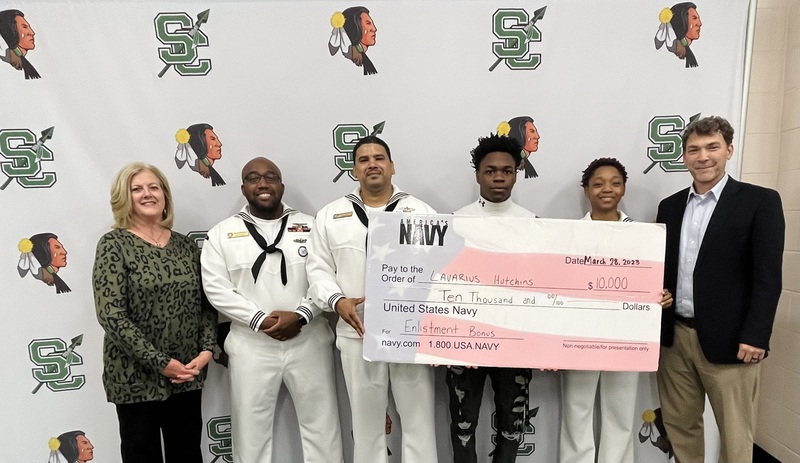 Lavarius Hutchins Receives $10,000 Check for Enlisting in Navy ...